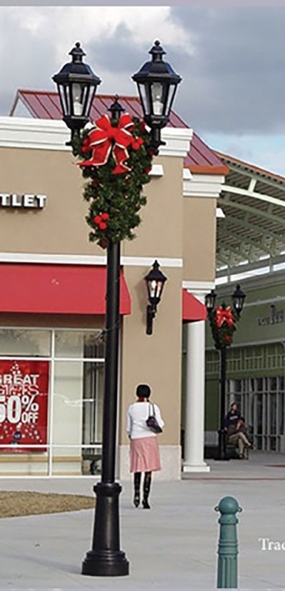 Lamp Post Decorations - Carpenter Decorating Company, Inc.