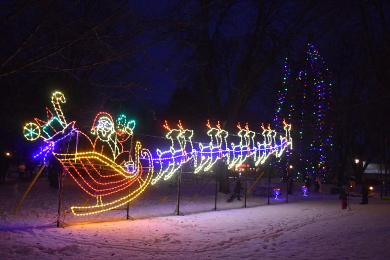 Traditional Ground & Building Displays - Carpenter Decorating Company, Inc.